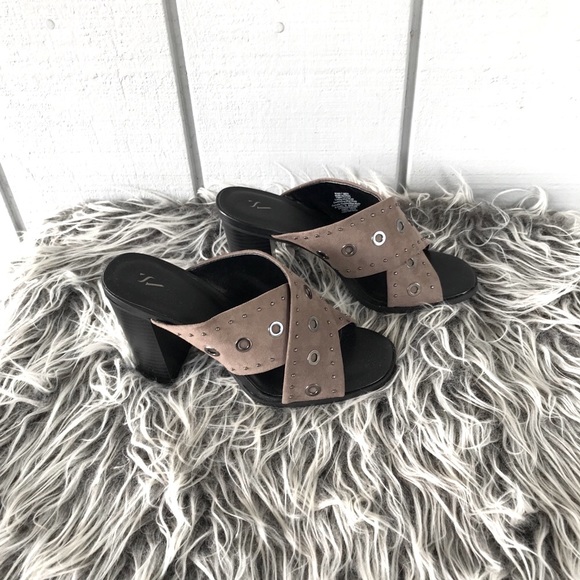 Simply Vera Vera Wang | Shoes | Nwt Simply Vera Svnikkitaupe Sandals ...
